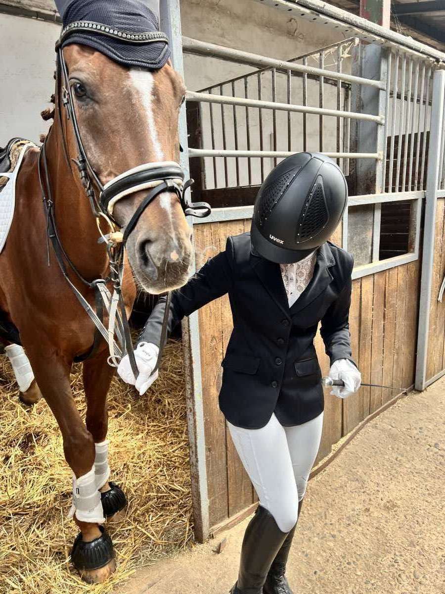 Horsify - Liebevolle Dressurreiterin